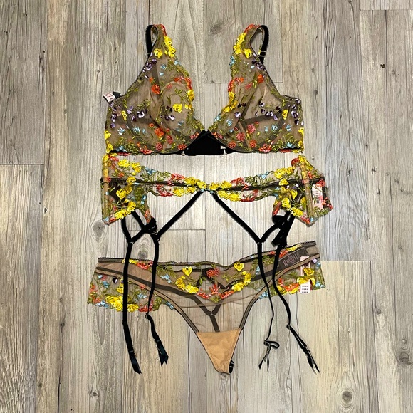 Victoria's Secret | Intimates & Sleepwear | Nwt Dream Angels Bra Thong ...